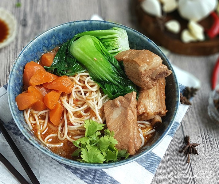 LadyHomeChef: Braised Pork Ribs Noodles (serves 4)