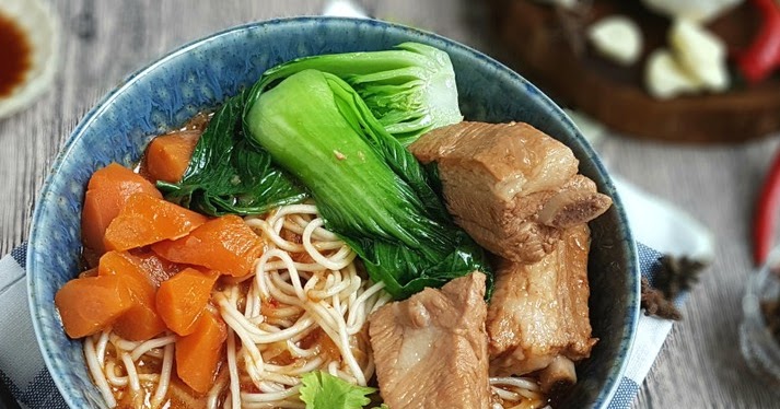 LadyHomeChef: Braised Pork Ribs Noodles (serves 4)