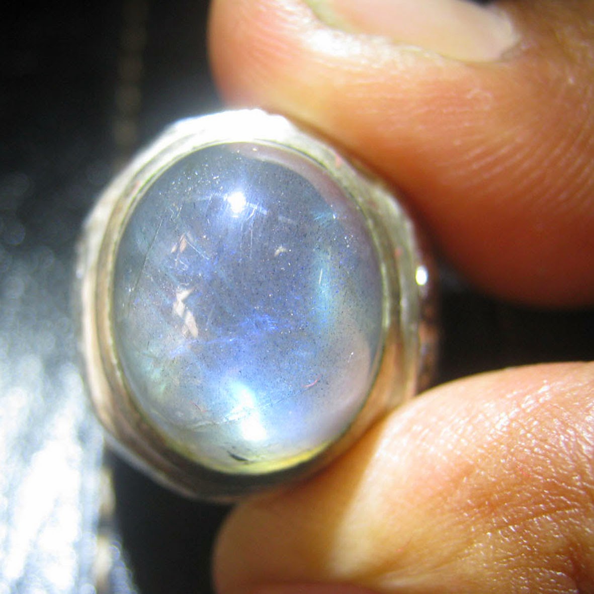 Dewa Akik: Batu Cincin Biduri Bulan (Moonstone)