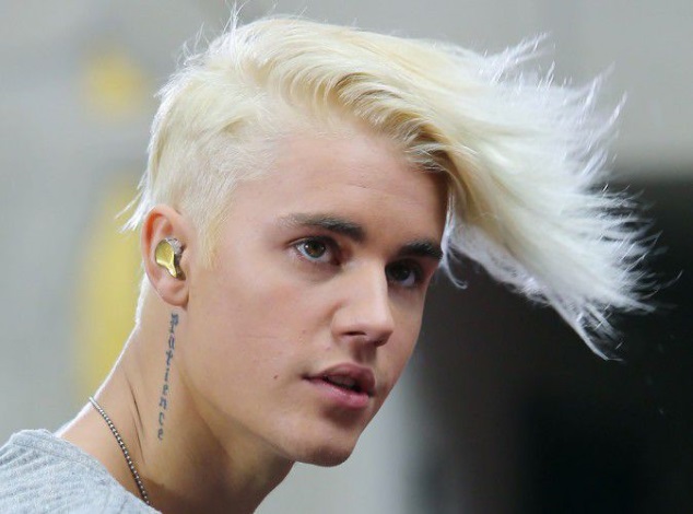 Justin Bieber passes (new) to the platinum blonde!