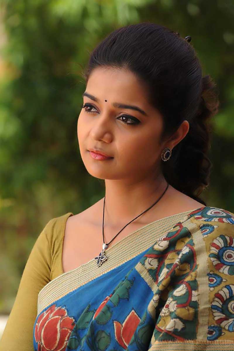 Telugu and Hindi Songs Lyrics: Colors Swathi pics(in saree)