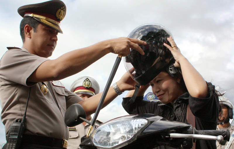 bahaya tidak memakai helm pakai dan menggunakanya lah