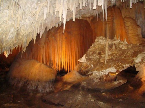 -- PEȘTERA ”PIATRA ALTARULUI” URMEAZĂ SĂ FIE VÂNDUTĂ