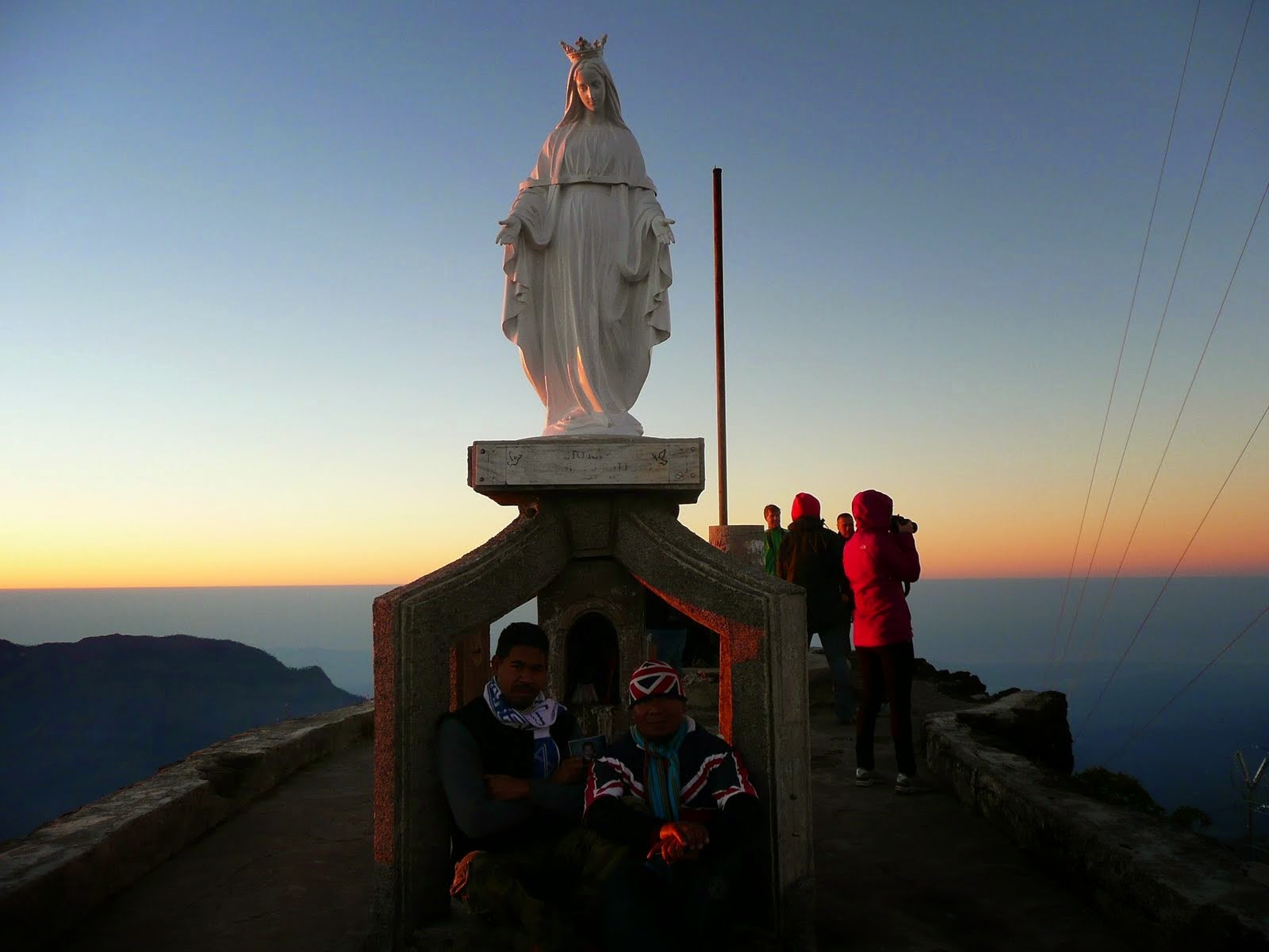 Nunupu Manutasi: Gunung Ramelau dengan Gambar Patung Bunda Maria