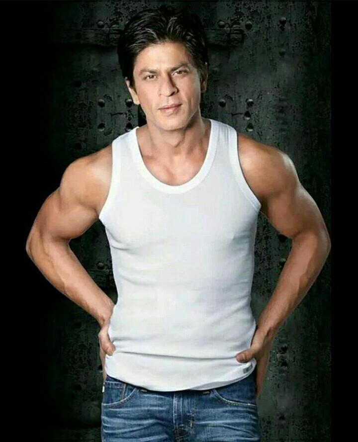 Shirtless Bollywood Men: Shahrukh Khan's gun show. Yassss Daddy!