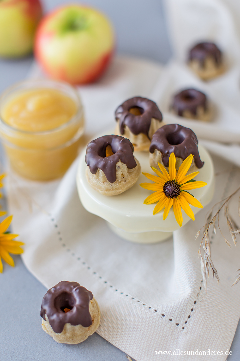 Mini-Apfelmus-Gugl mit Haselnüssen und dunkler Schokolade | Alles und ...
