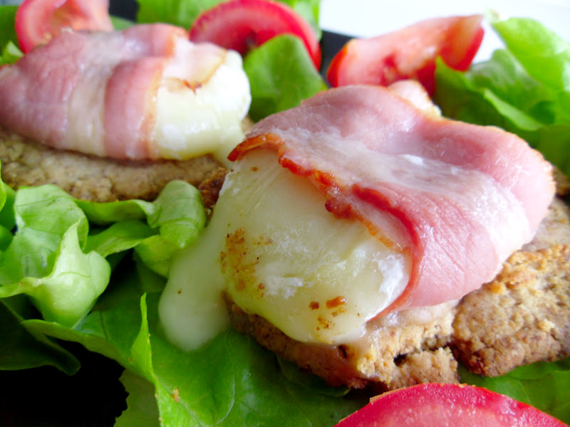 Gourmande ou passionnée...: Chèvre chaud lardé et biscuit aux noix