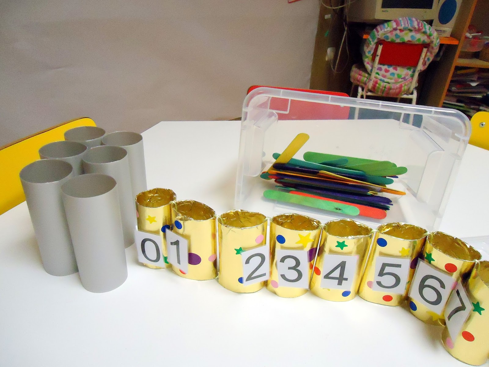 ENEBLOGGA: CREANDO JUEGOS MANIPULATIVOS CON BOTES