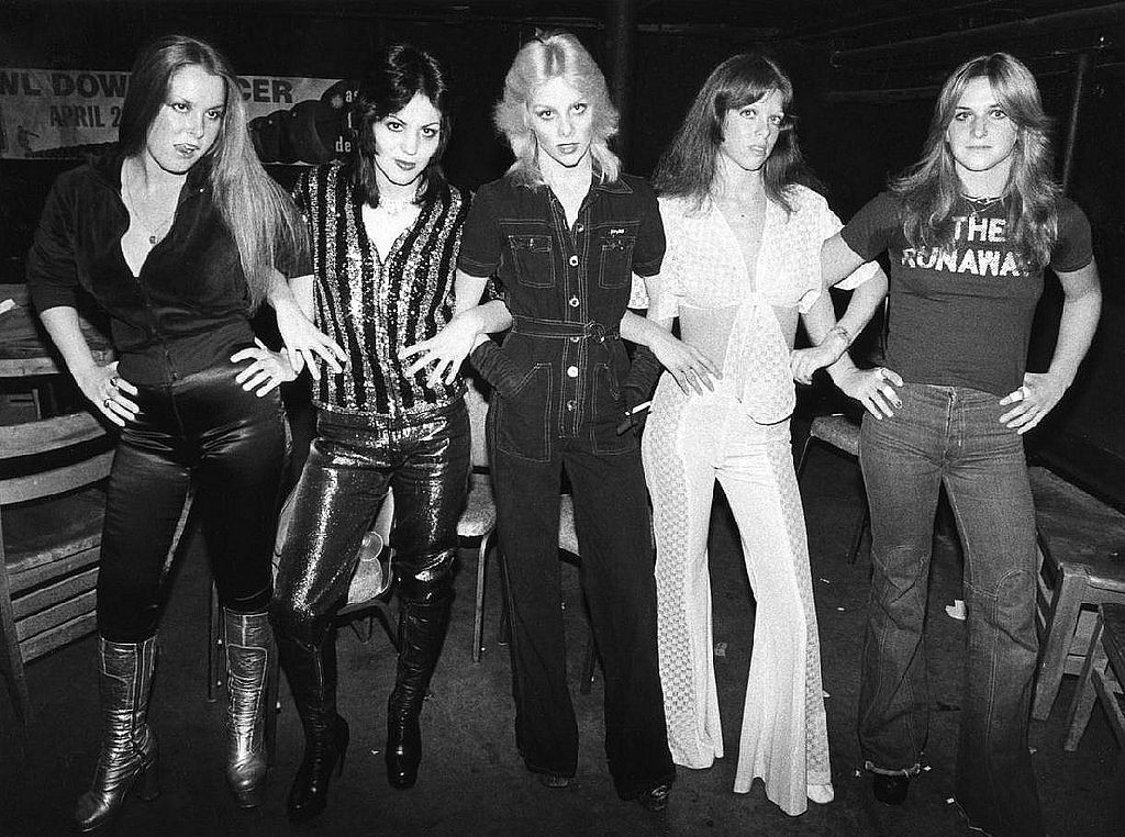 60 Rare And Stunning Black And White Photographs Of 1970s Rock Stars 60-rare-and-stunning-black-and-white-photographs-of-1970s-rock-stars