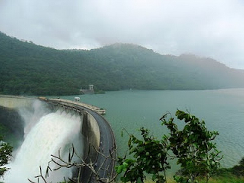 Sri Lanka - Nature: Victoria Dam Spills