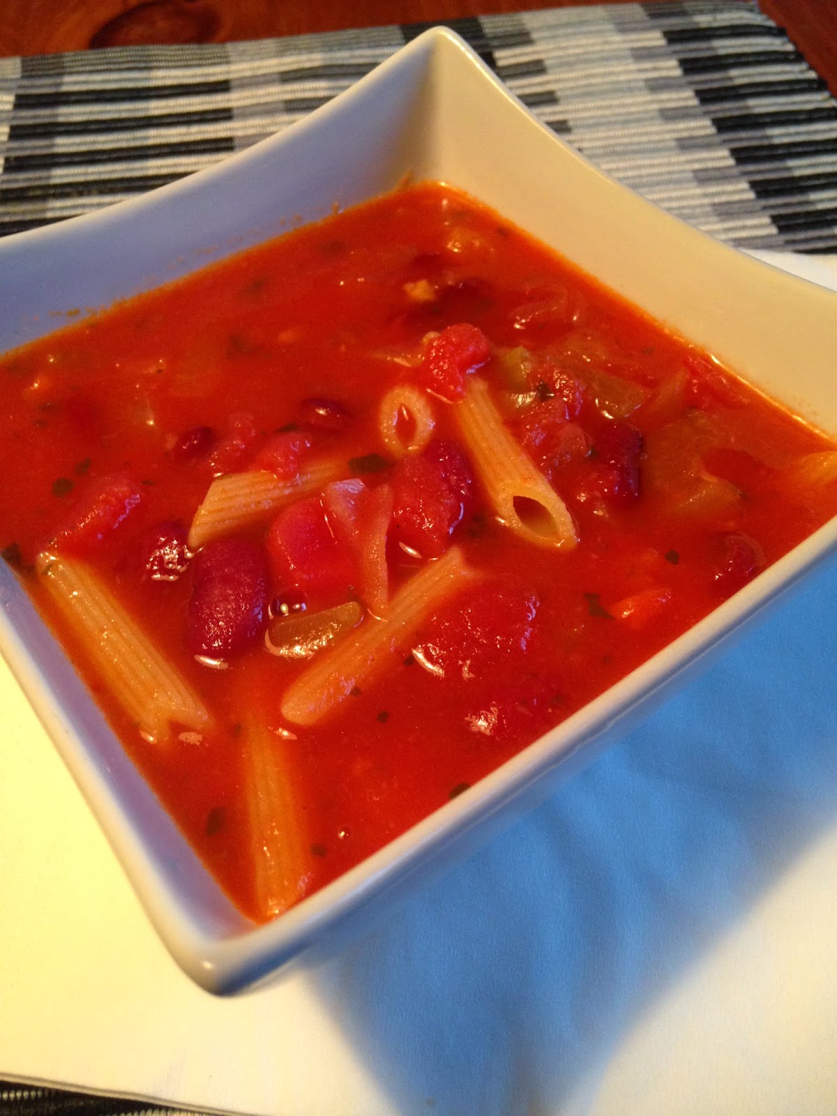 À porc égal: Soupe aux tomates et basilic, penne et haricots rouges