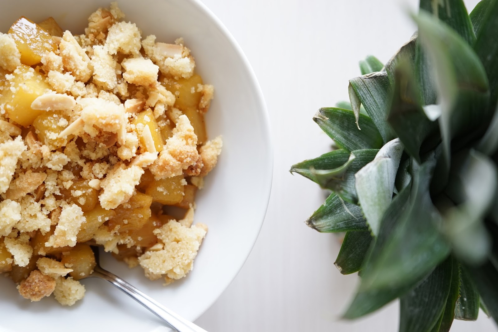 The Cook Time: Dés d'ananas poêlés, crumble à la poudre d'amande