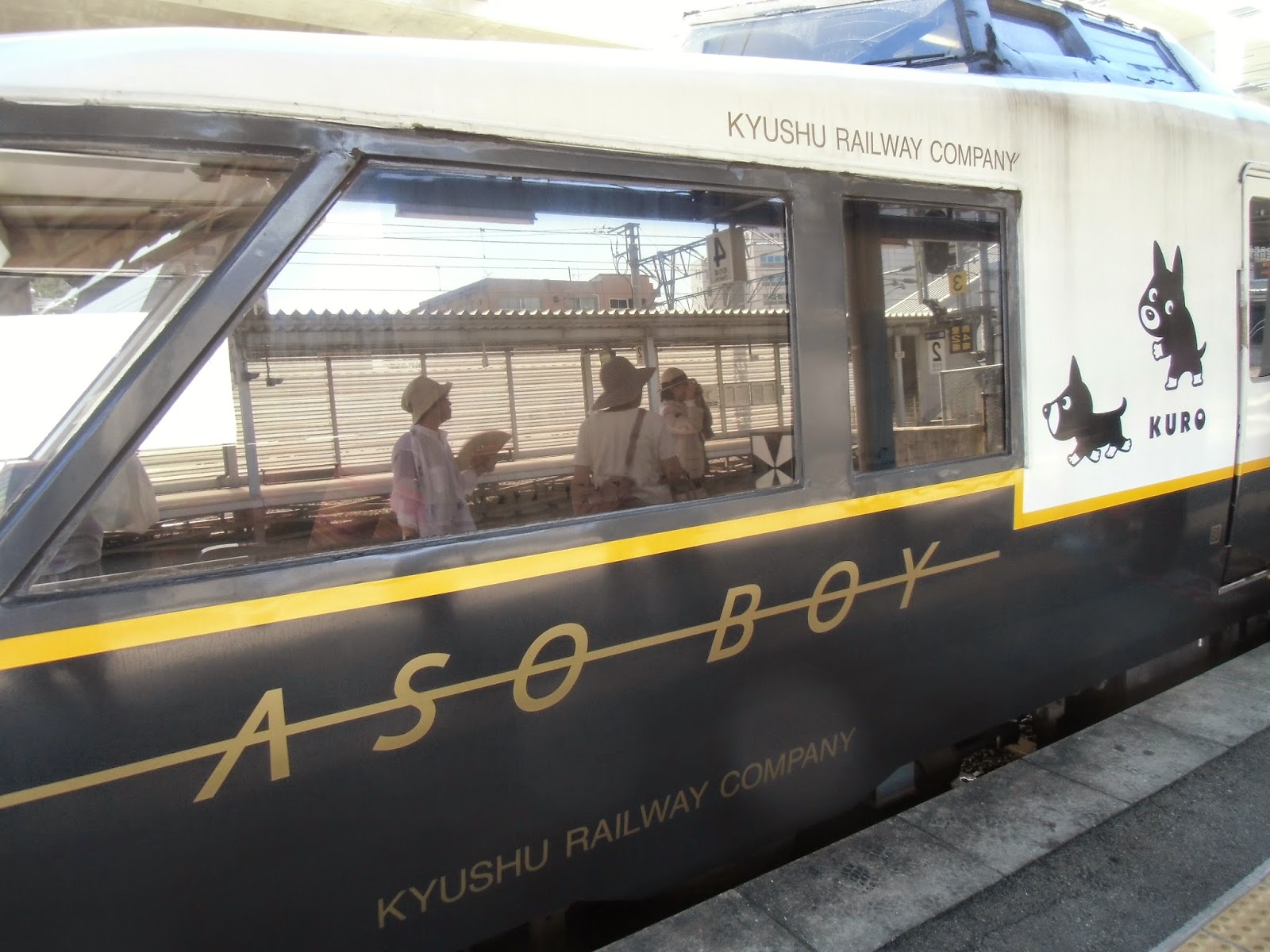 Massi Love Japan: The Aso Boy (あそぼーい！) s a limited express train ...