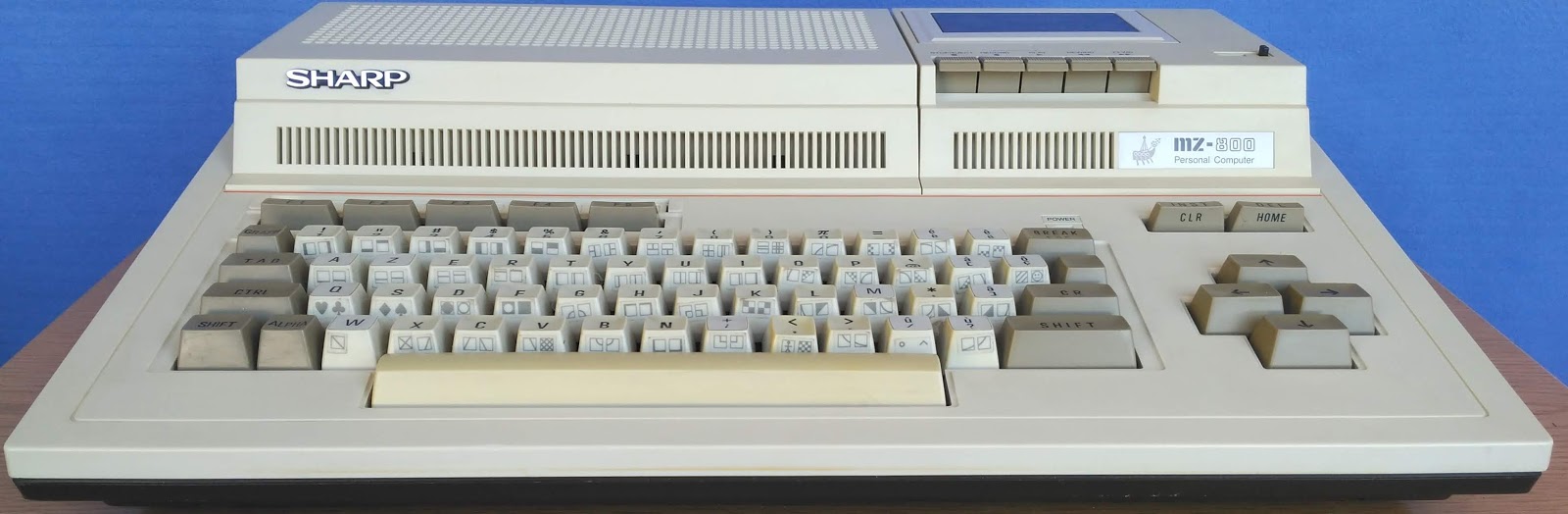 Retro Ordenadores Orty: Ordenador SHARP MZ-800 (versión MZ-821) (SECAM y teclado "azerty") (1985)