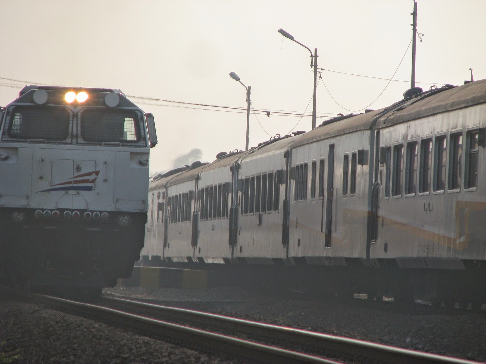 Kereta Api Indonesia: Persilangan Antara Dua Saudara Seperguruan Argo ... Kereta Api Indonesia: Persilangan Antara Dua Saudara Seperguruan Argo ...