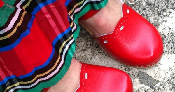 THE CITIZEN ROSEBUD: Street Feet: Red Swedish Clogs