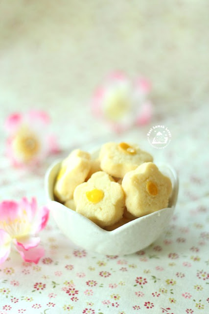 Nasi Lemak Lover: Flower Ghee Almond Cookies 花花酥油杏仁饼乾
