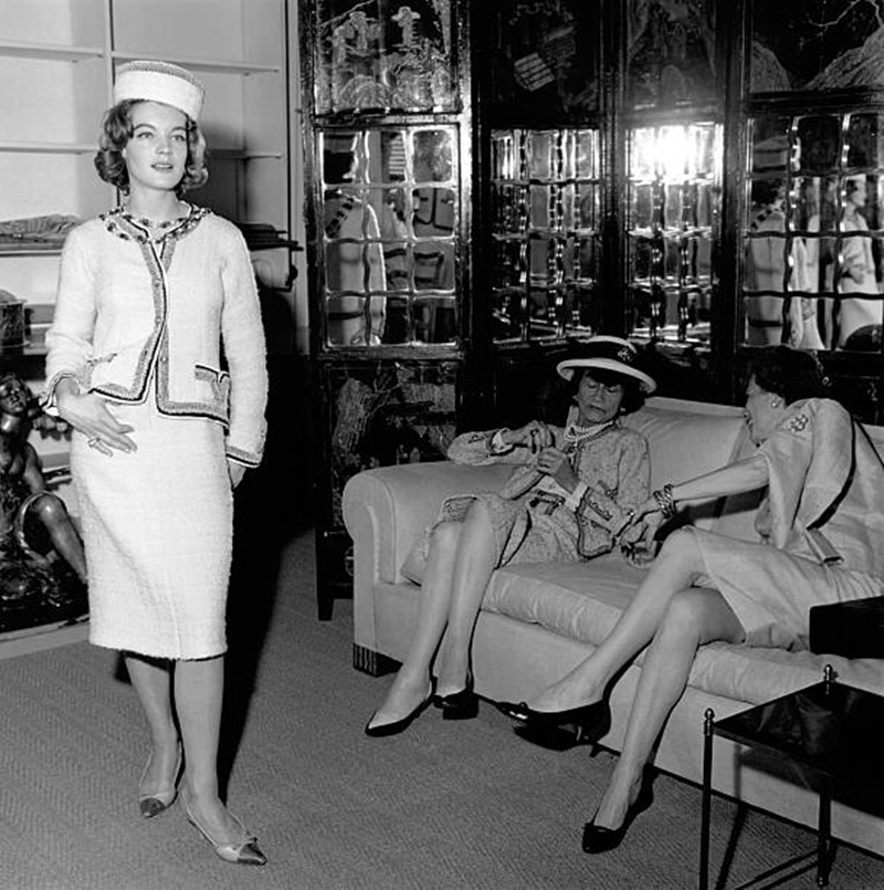 Impressioni Fotografiche: Coco Chanel in her atelier with Romy ...