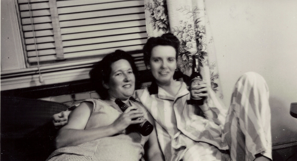 Interesting Vintage Snapshots Capture People Posing with Beer in the ...