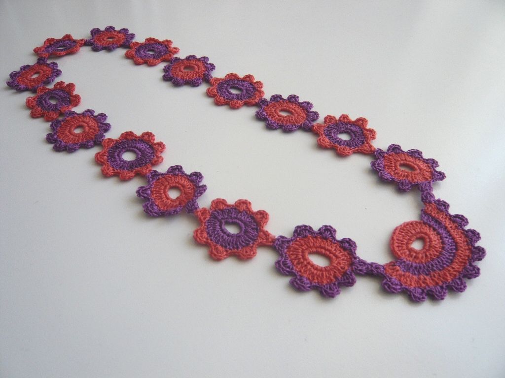 Todas mis labores a Crochet: COLLAR EN ROSA Y LILA CON FLORES DE CROCHET