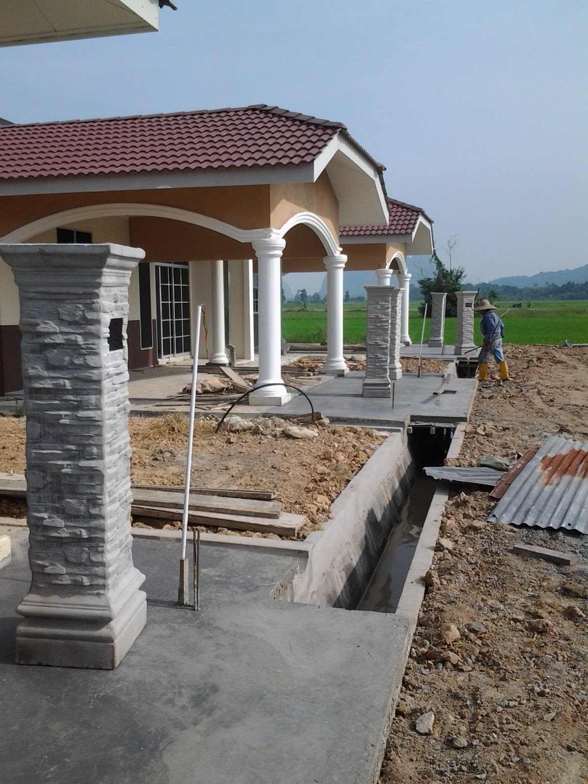 FOUR A ROMAN PILLAR: tiang pagar