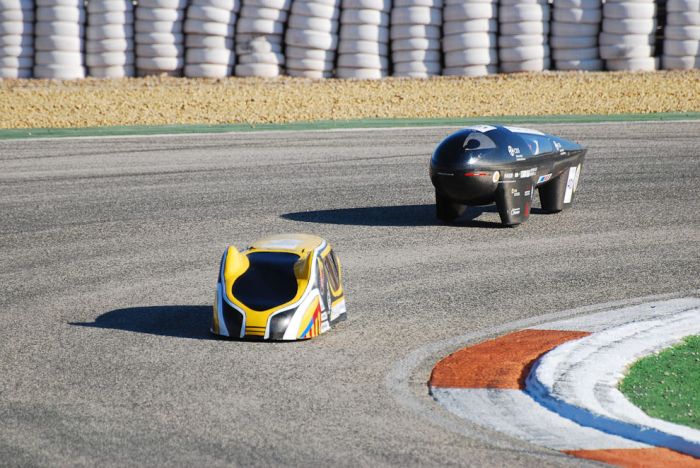 TOPTECHNOWORLD: Racing on the solar cars in Australia