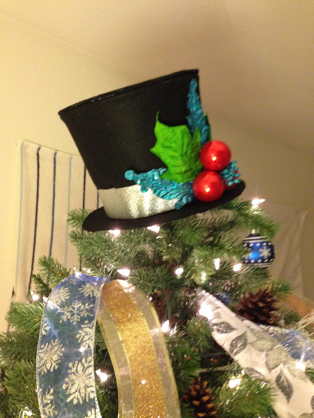 Jem's Haven: DIY: Snowman Hat Christmas Tree Topper