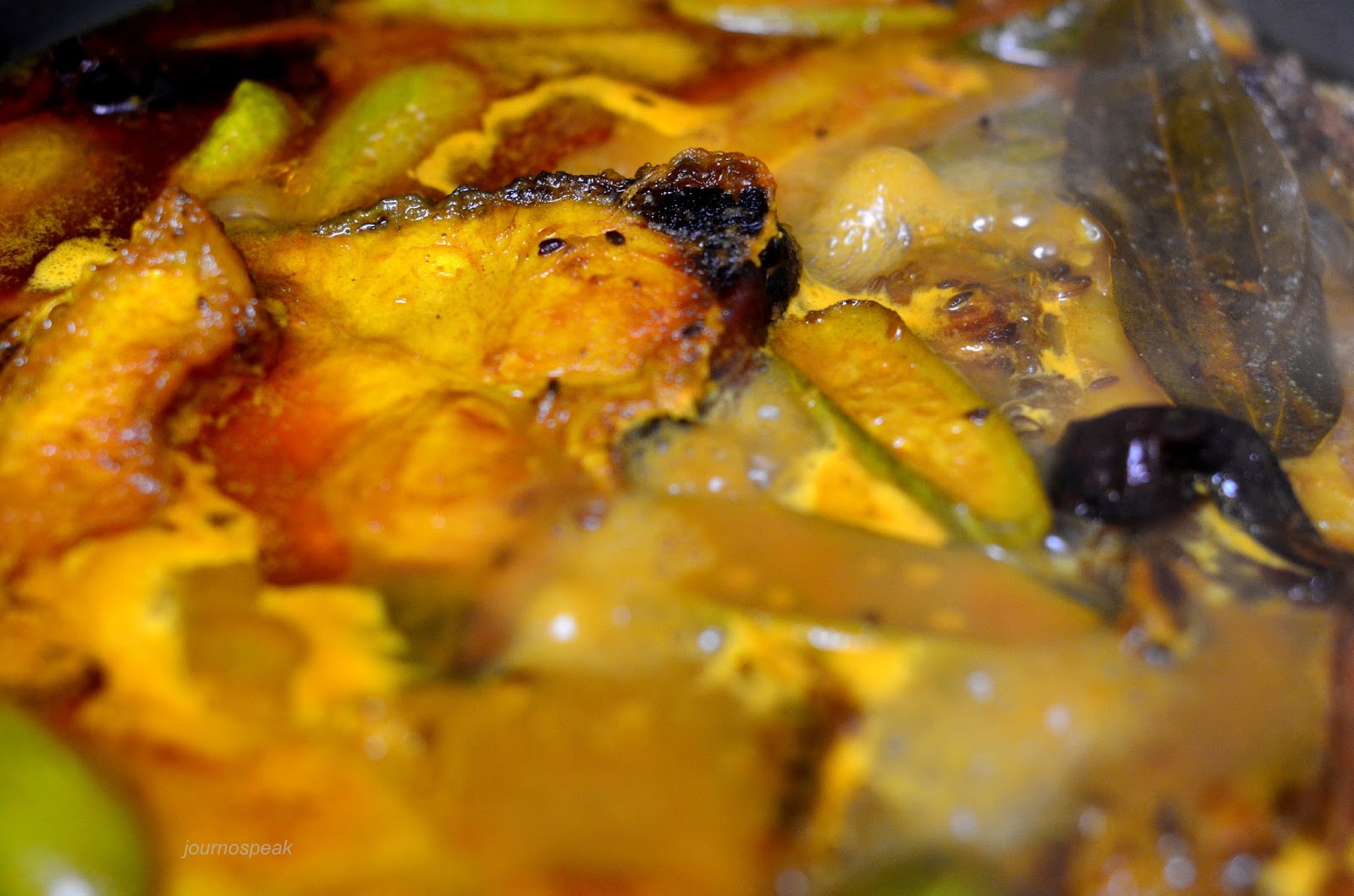POTOL DIYE MAACHER JHOL : BENGALI STYLE FISH CURRY WITH POINTED GOURD ...