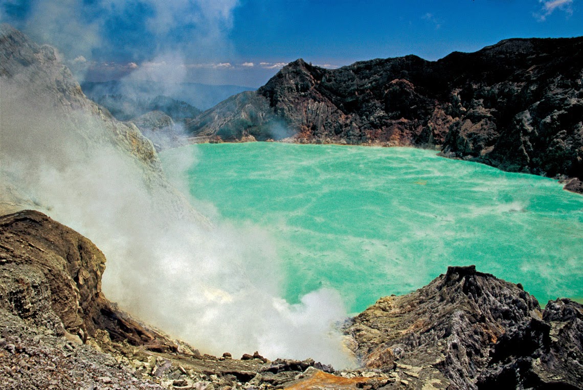 Kawah Ijen : Kawah Gunung Berapi Yang Mengeluarkan Asap dan Larva ...