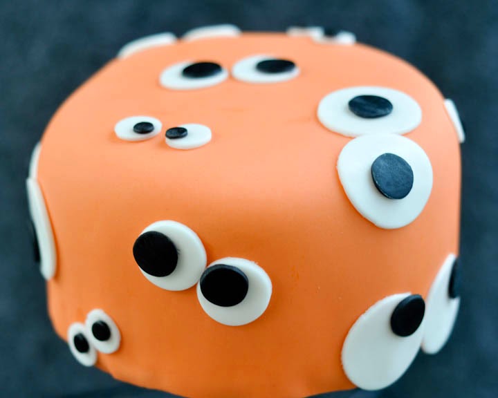 Easy Halloween Eyeballs Cake - CakeYep