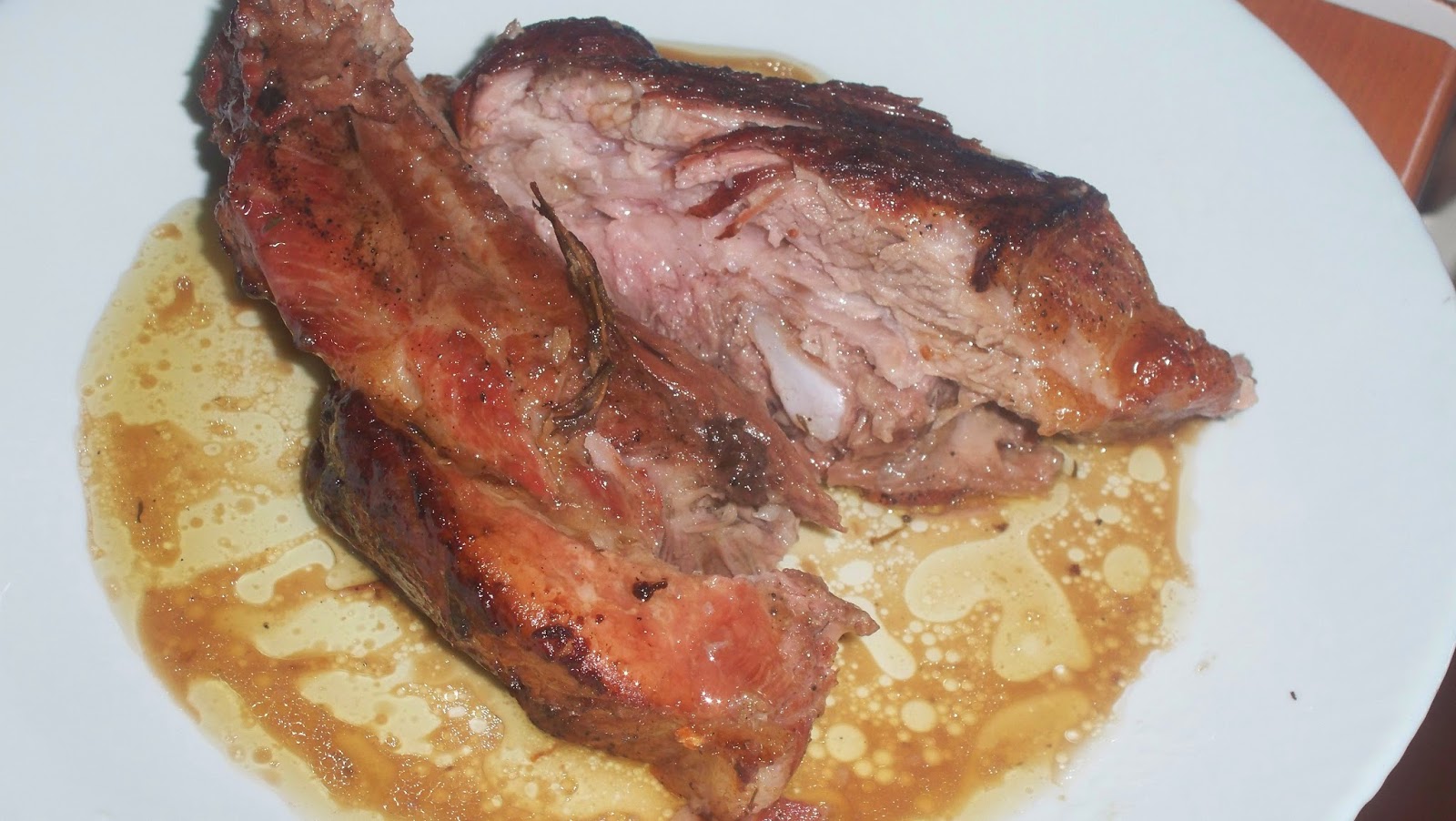 Delicii pentru toti...: PIEPT DE CAP DE PORC CU CIMBRU LA TAVA