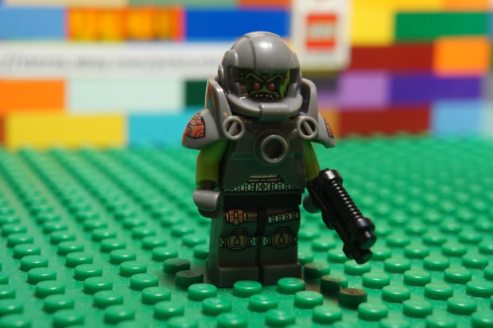 LEGO 71000 Series 9 ALIEN AVENGER Minifigure Polybag w/ Armor Gun ...