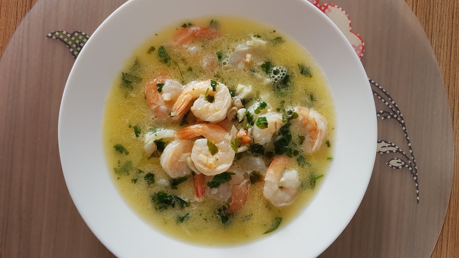 susu: Creveti in sos de vin cu usturoi