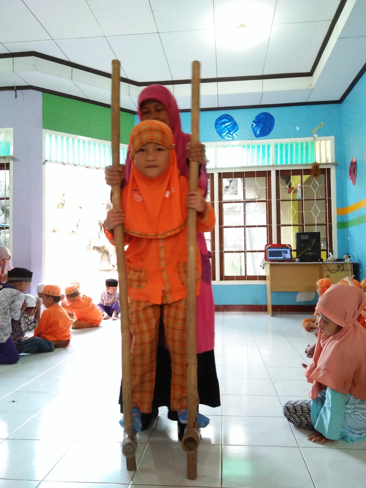 Paud Juara Tangerang Selatan: Mengenal Permainan Tradisional "Enggrang"