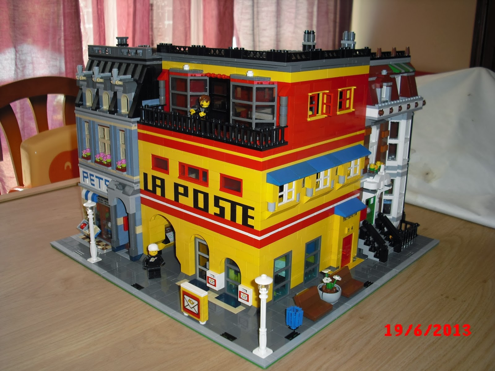 CREATIONS LEGO: immeuble avec sa poste et 1 duplex