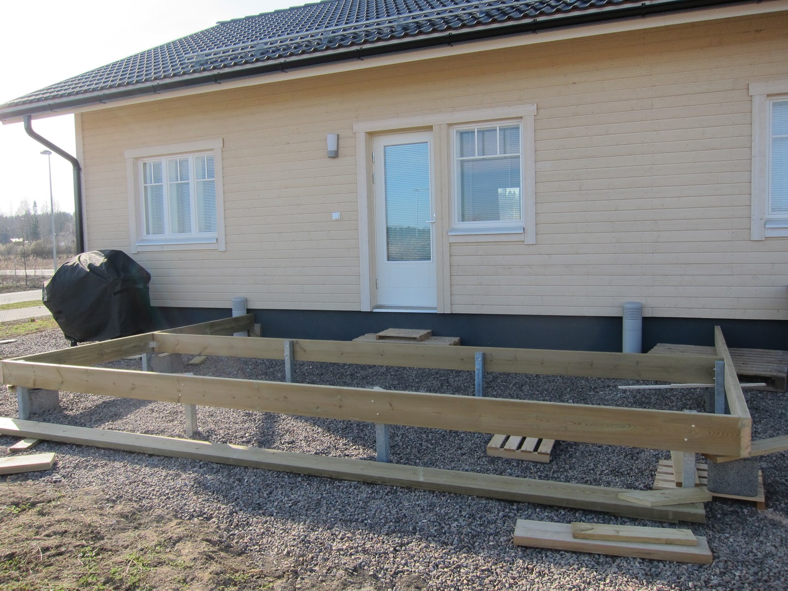 Perhosniitty: Terassin teko aloitettu