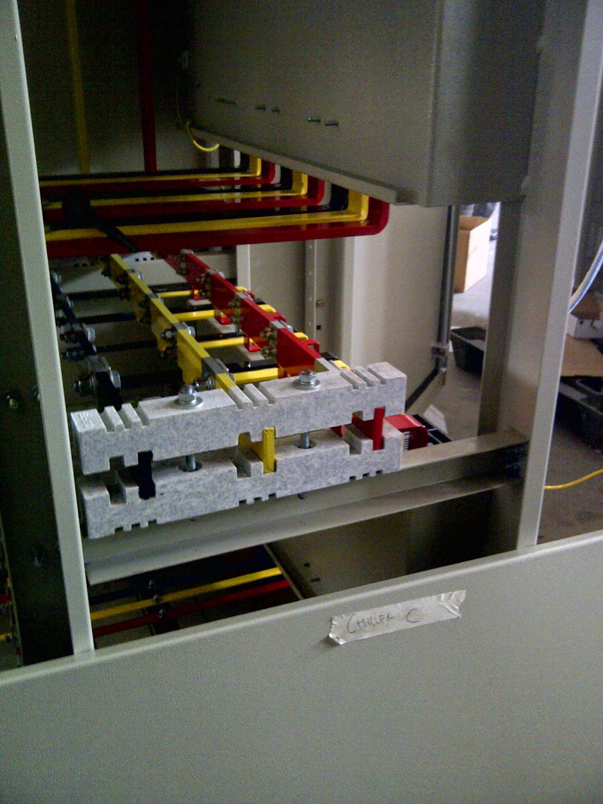 PRATAMA ELEKTRIK: Gambar cara pemasangan komponen busbar support