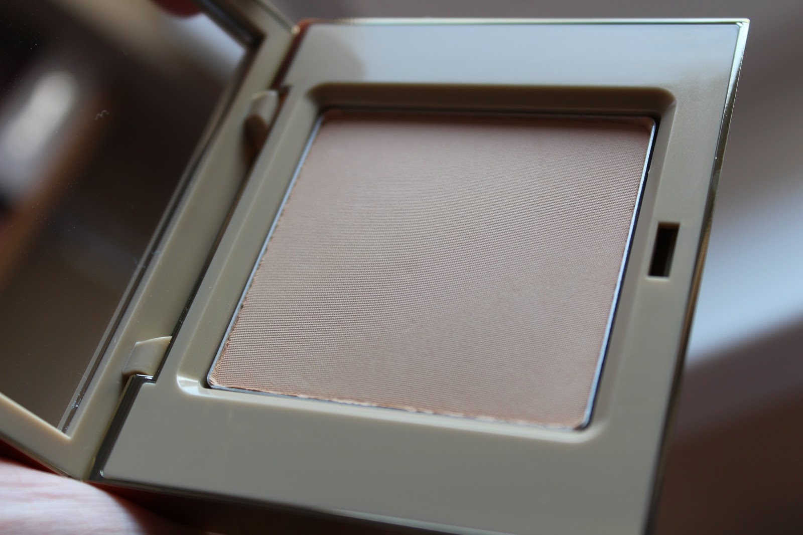 AVON LUXE puder u kamenu - light medium silk - MAKEUP ARENA