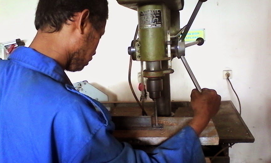 informasi pekerjaan seorang PNS: Pembuatan Rangka Baru Untuk Menara ...