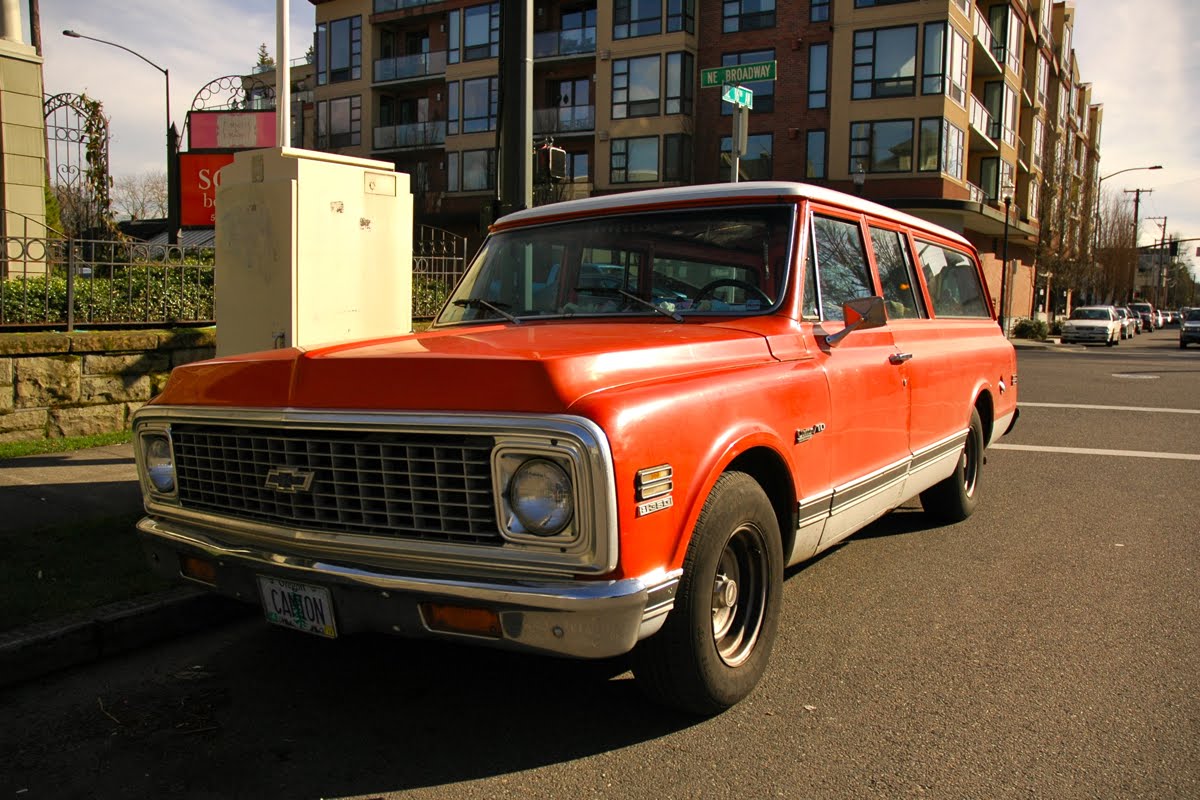OLD PARKED CARS.: 1972 Chevrolet Suburban Custom.