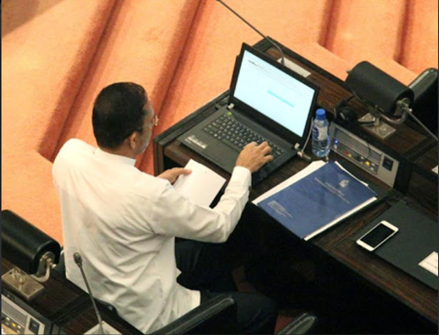Parliament MPs who received laptops ... browsing Facebook!