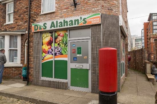 Coronation Street Blog: Vote: Who should run the corner shop when Dev ...