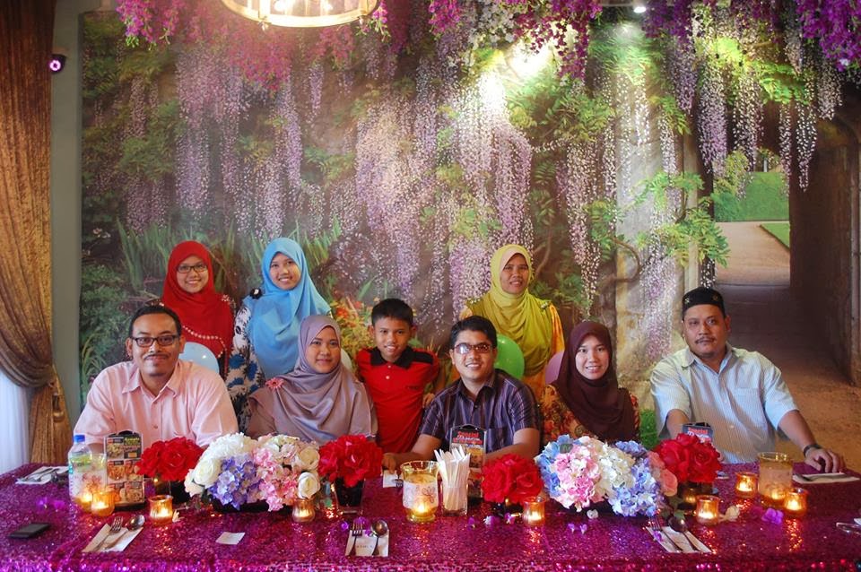 Sambutan Hari Jadi di Flora Cafe | Mila Ahmad