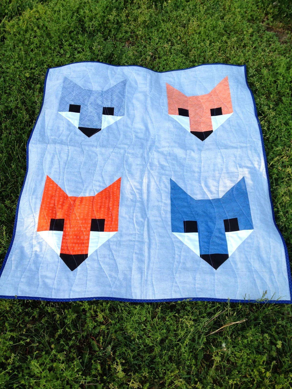 A Blue Sky Kind of Life: Fancy Fox quilt: A finish!