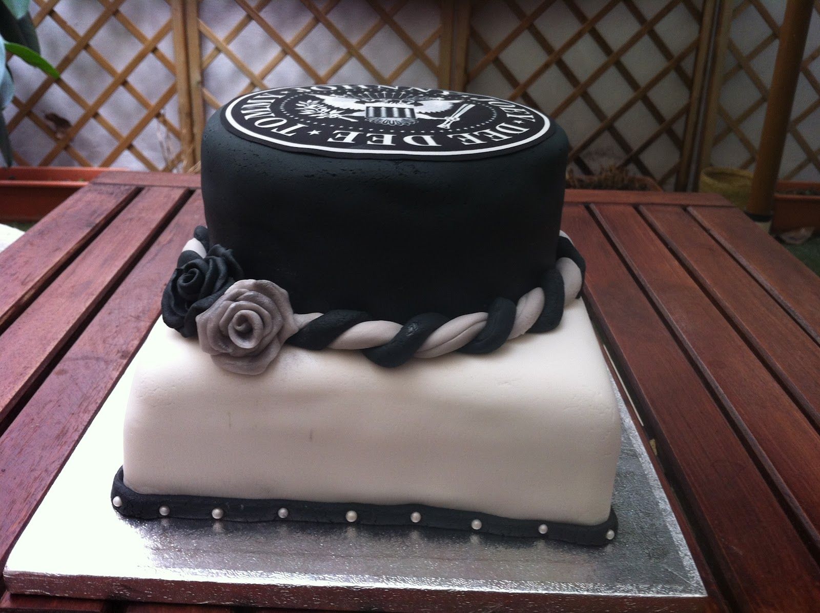 NinettVintage Cakes: Tarta de Ramones!!!! Regalo para un amigo..