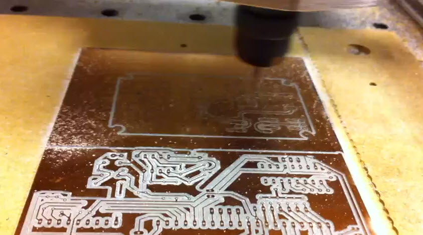 แสดงการกัดแผ่นลายวงจรที่มีความซับซ่อนด้วยเครื่องCNC pcb milling | Machine Tool Concept.