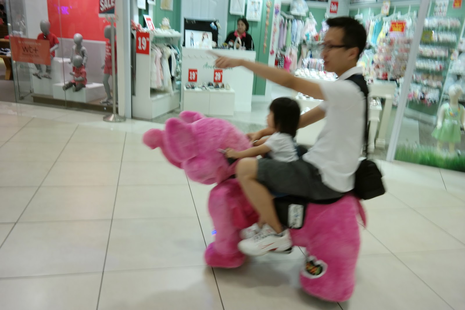 Ashlyn Thia: Zoomoov's animal joy rides + Giveaway!