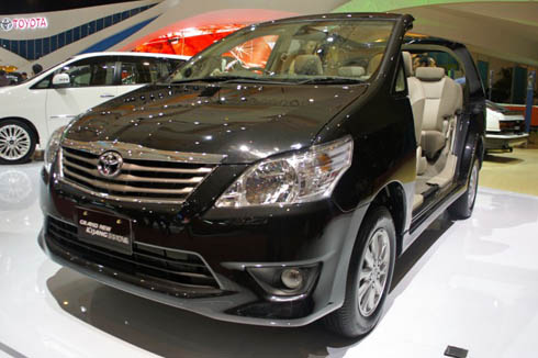 INDIA CAR SHOW: Toyota unveiled a refreshed new Innova in the motor ...