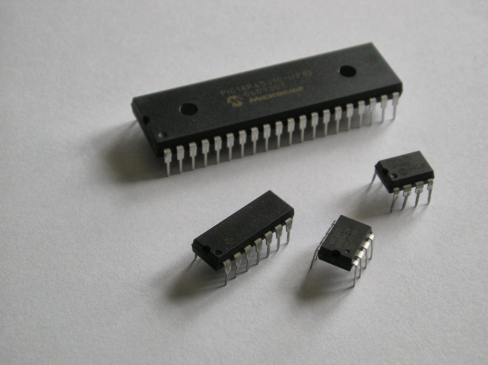 Les microcontroleurs ATMEL AVR - schemas et Montages electroniques