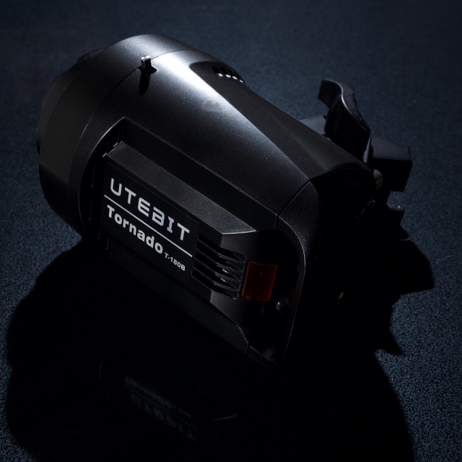 ビール最高！ 〜愛知と三重でモデル撮影〜: UTEBIT T-180Bを買った。ついにモノブロックストロボの世界に突入。